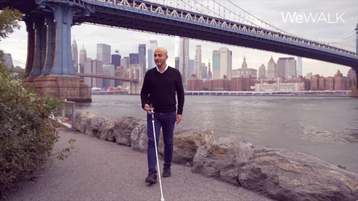 WeWalk Smart Cane 2 Tampil di CES 2025, Tongkat Pintar untuk Tunanetra • Jagat Gadget